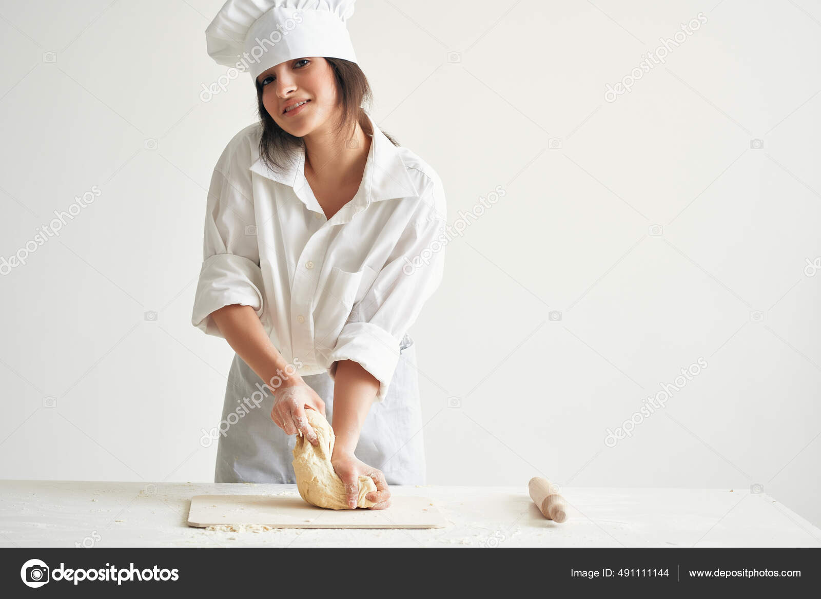 Woman chef rolls out dough bakery cooking pastry — Stock Photo ...