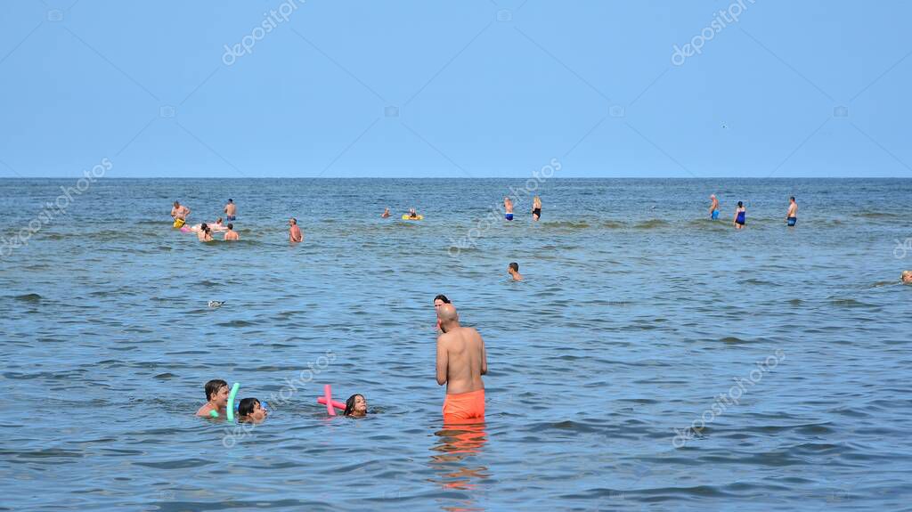 Miedzyzdroje, Polonia. 22 julio 2021. La gente se ba a en el mar en la playa y se divierten ...