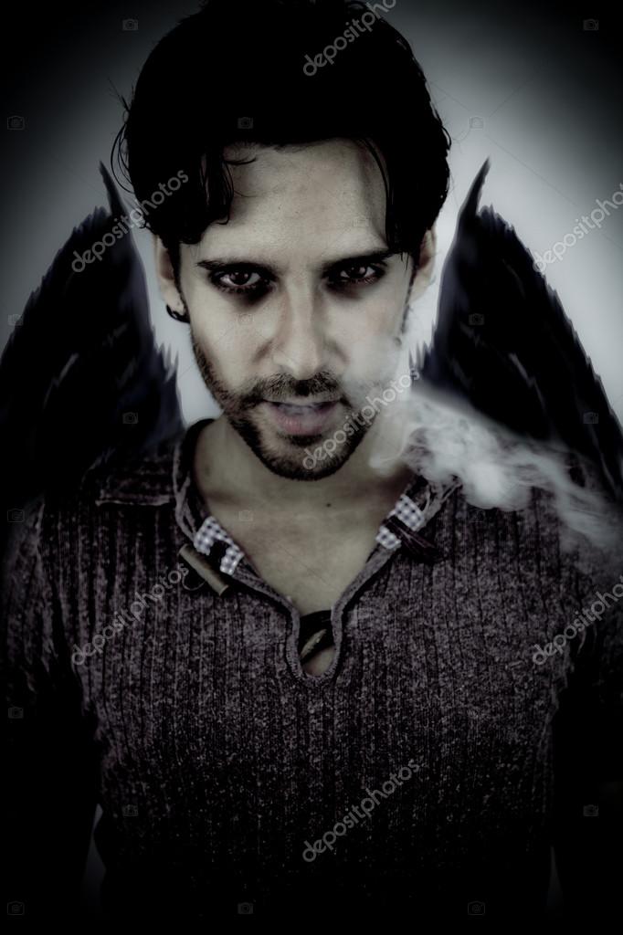 Hombre diablo con alas negras y humo — Foto de stock #68702625 ...