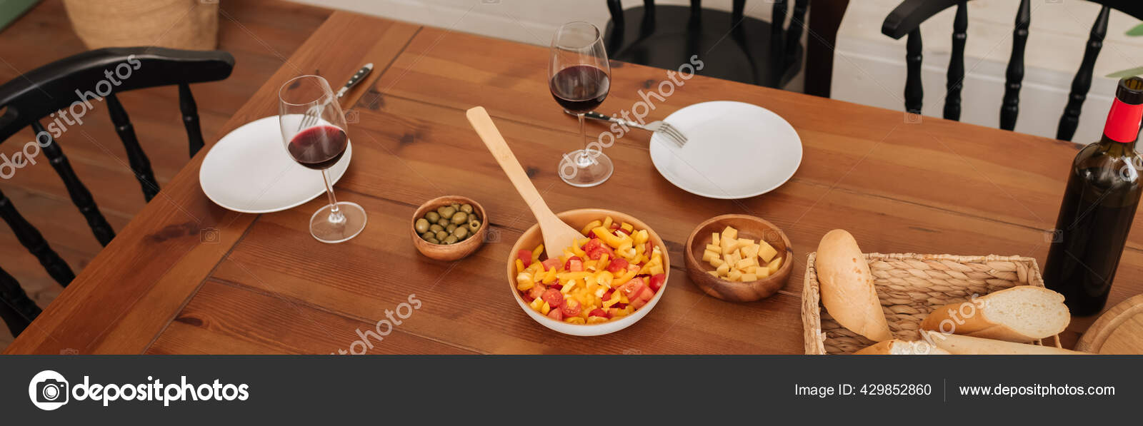 Vista Ángulo Alto Mesa Servida Con Cena Vegetariana Copas Vino — Foto de stock #429852860 ...