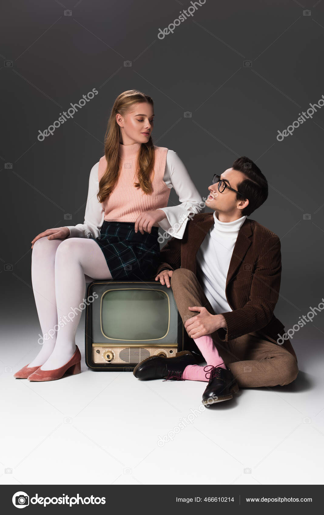 Old Fashioned Casal Olhando Uns Para Outros Perto Vintage Fundo — Foto ...