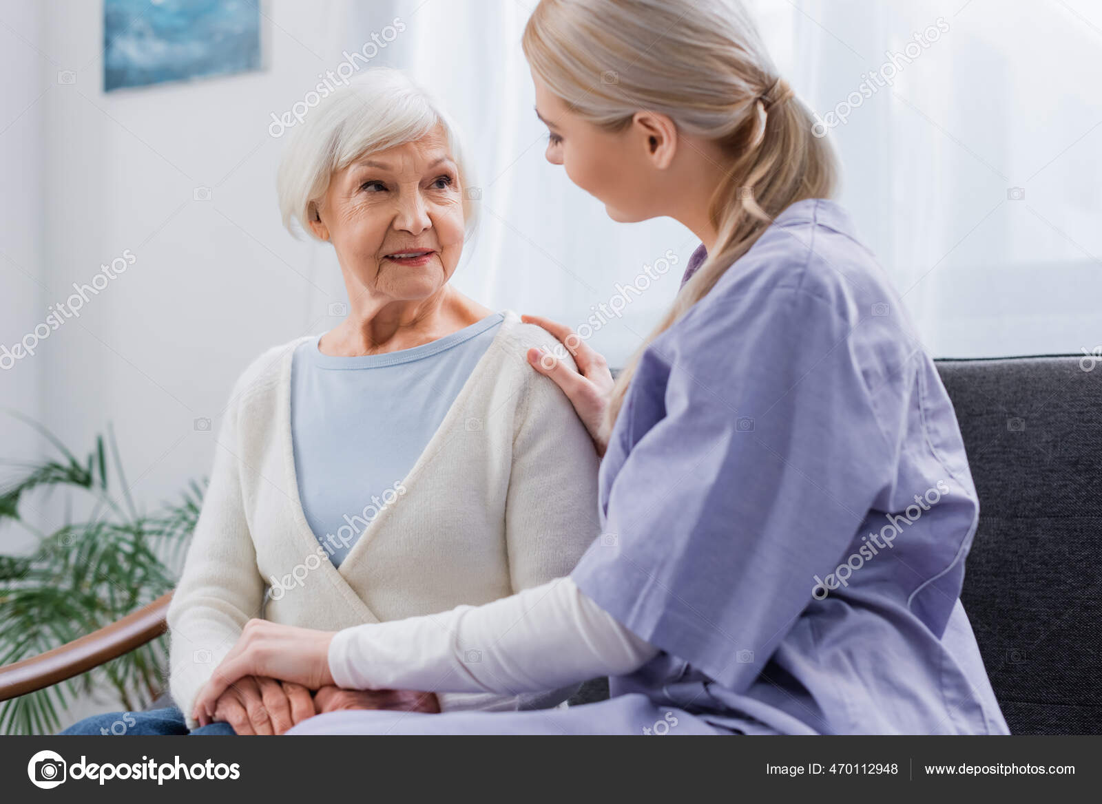 Assistente Sociale Toccando Mani Della Donna Anziana Mentre Parla Casa ...