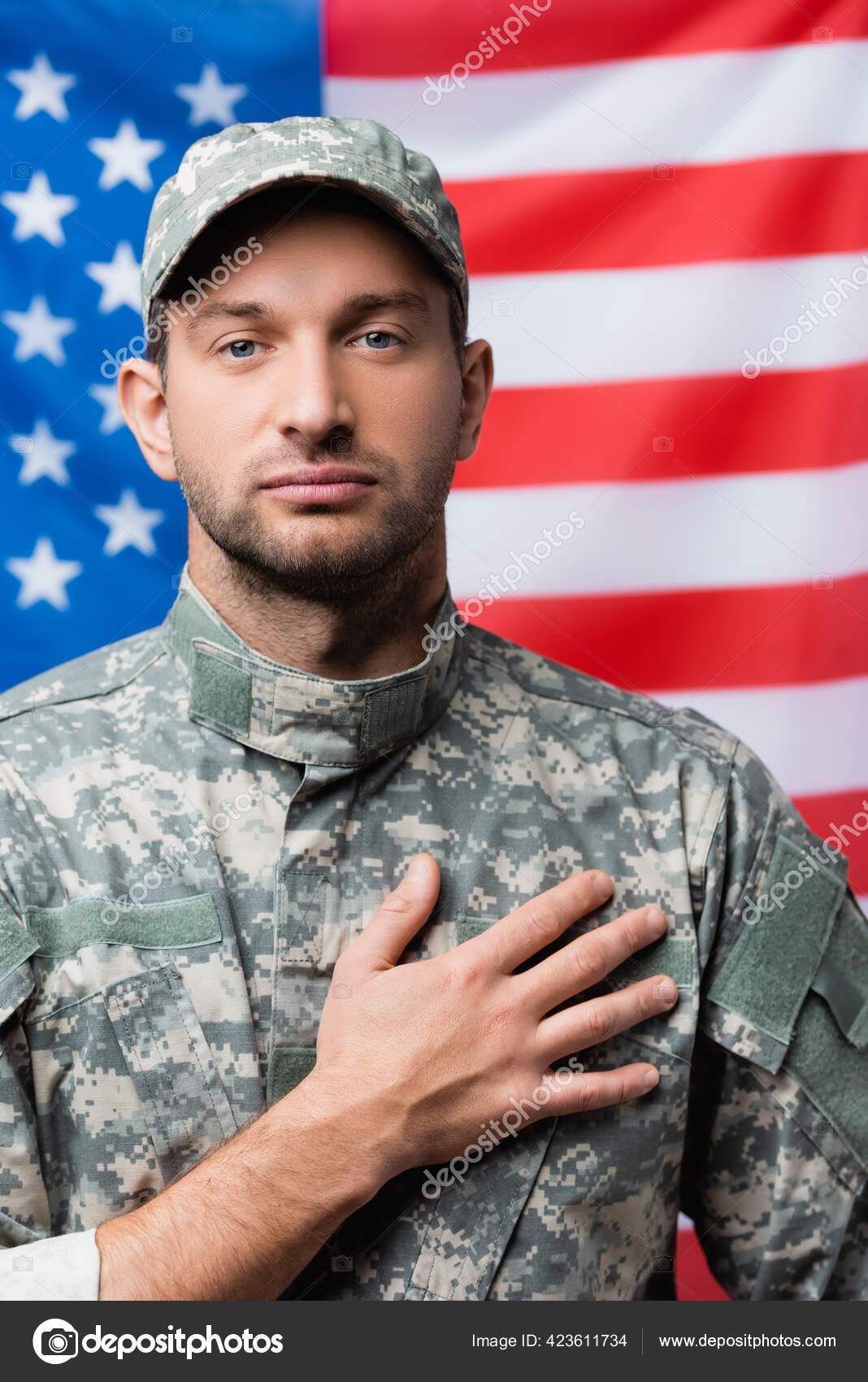 Üniformalı Vatansever Asker Bulanık Arka Planda Amerikan Bayrağı ...