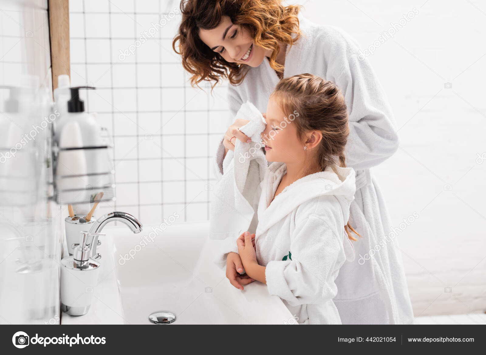 Smiling Mother Drying Face Daughter Towel Bathroom — Stock Photo ...