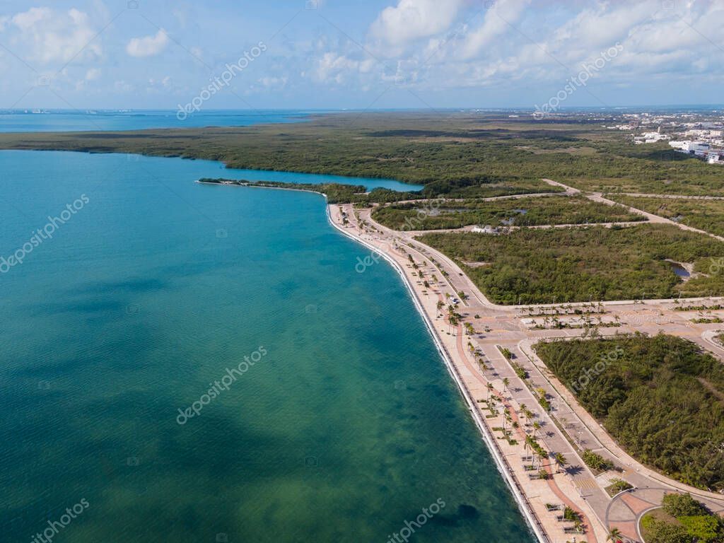 Vista aérea del Malecón de Tajamar en Cancún, México 2023
