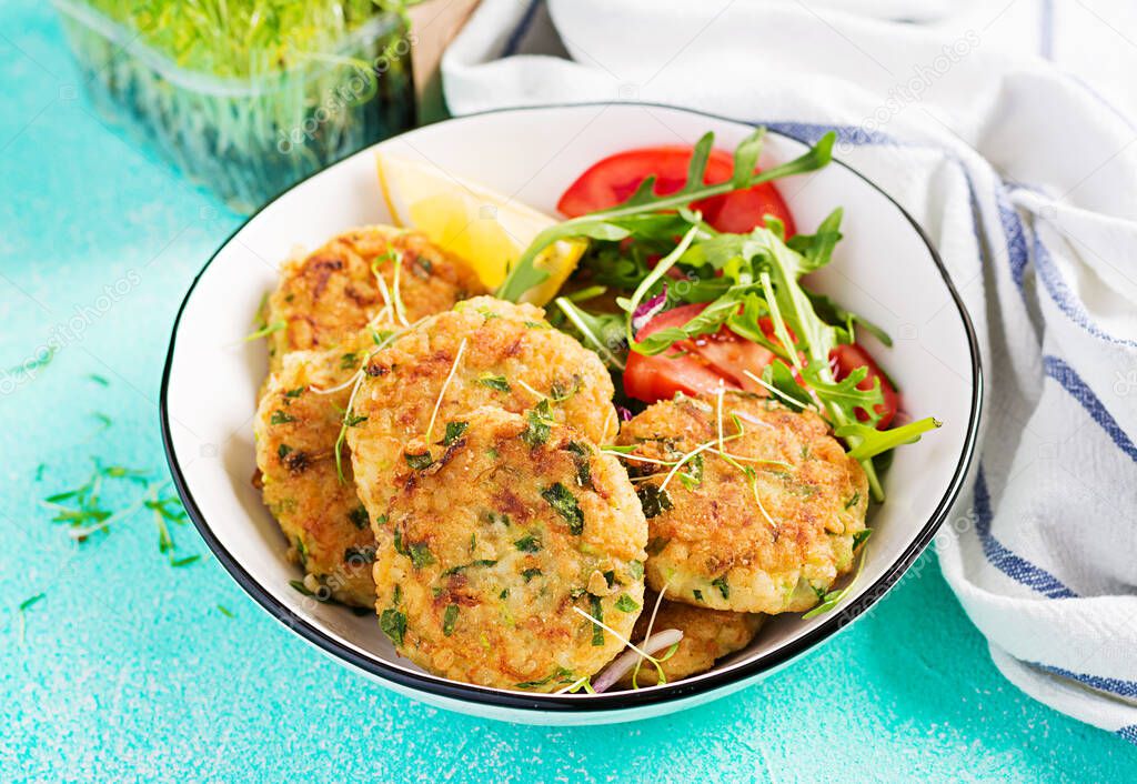 Croqueta de pescado casera con pescado blanco, bulgur, espinacas y pan ...