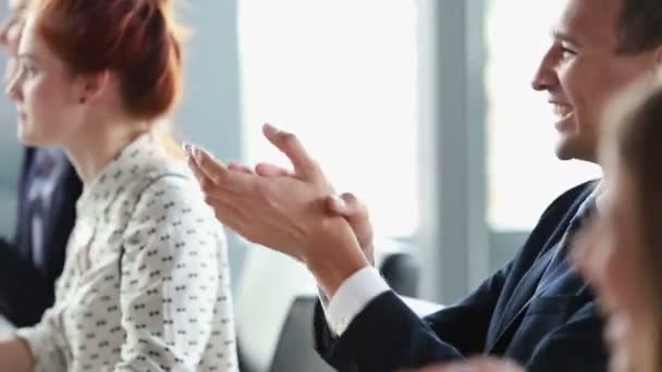 Man clapping with colleagues — Stock Video © paulprescott #122541060