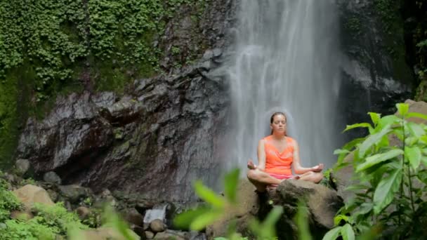 Vidéos pour Sous une cascade, Sous une cascade clips vidéo HD / 4K ...