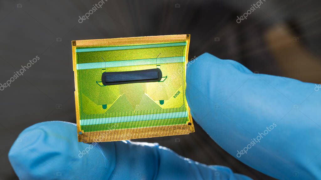 Primer plano de la placa de circuito flexible en detalle dedos humanos ...