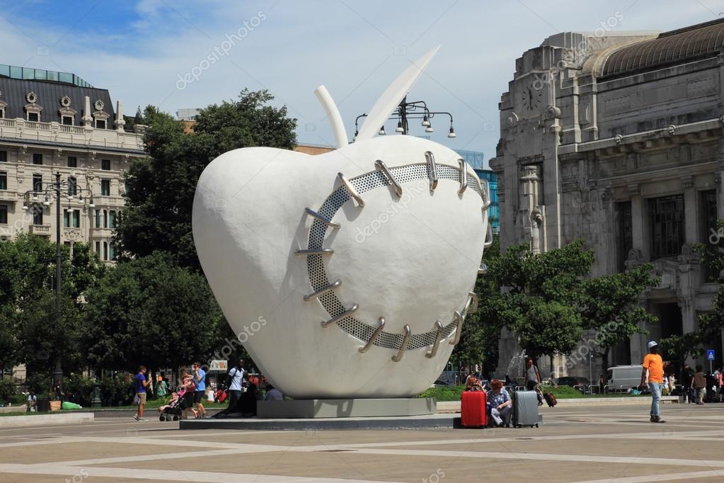 Milan Apple central station – Stock Editorial Photo © marcovarro #116733308