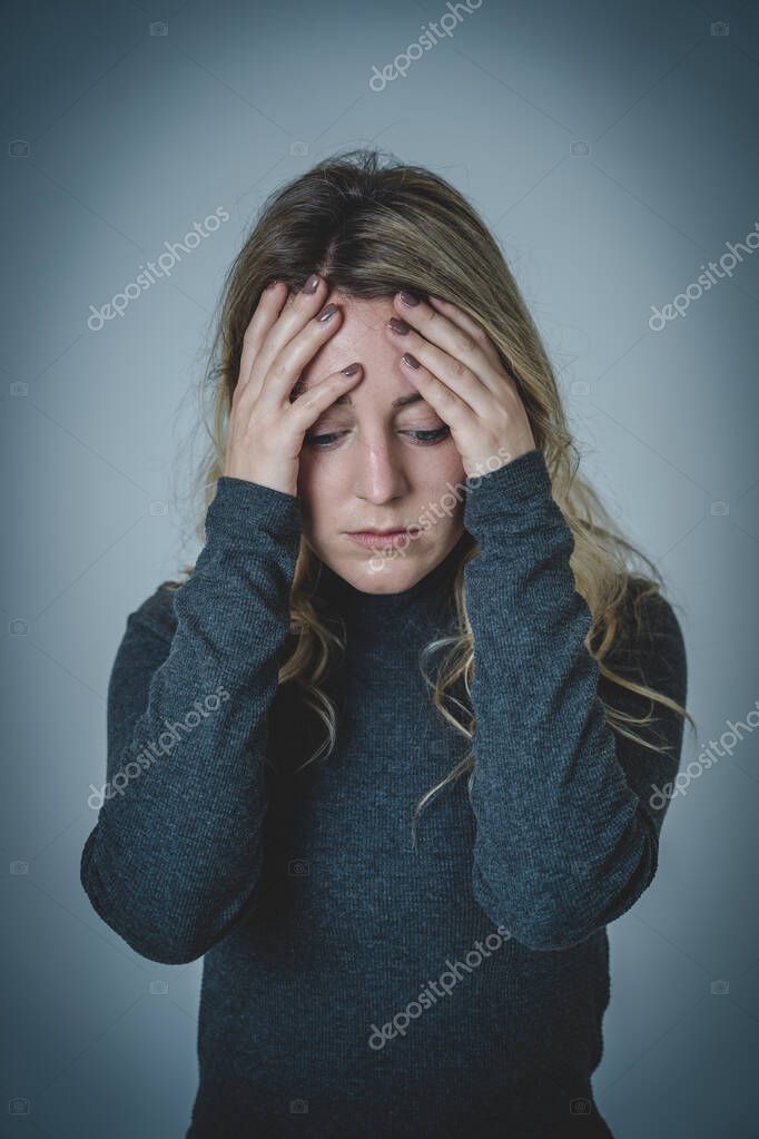 Triste mujer deprimida y preocupada sintiéndose molesta, angustiada y ...