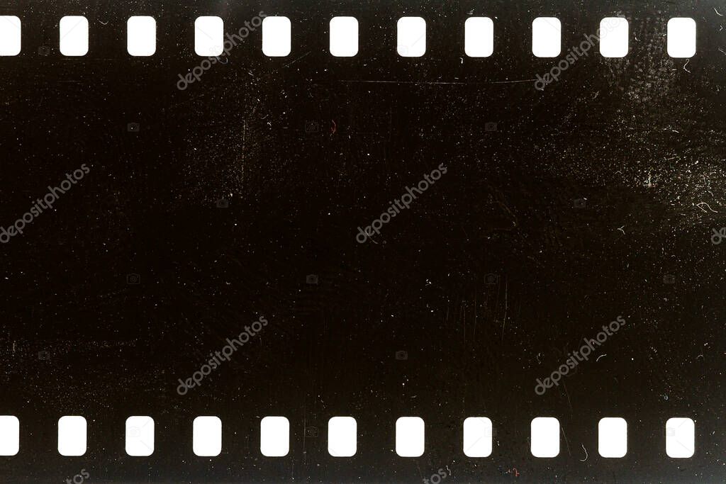 Polvoriento y grueso 35mm textura de la película o superficie. Película de cámara perforada ...