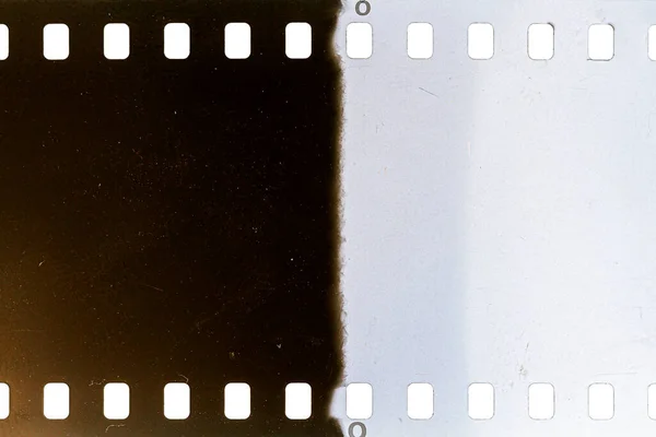 Polvoriento y grueso 35mm textura de la película o superficie. Película de cámara perforada ...
