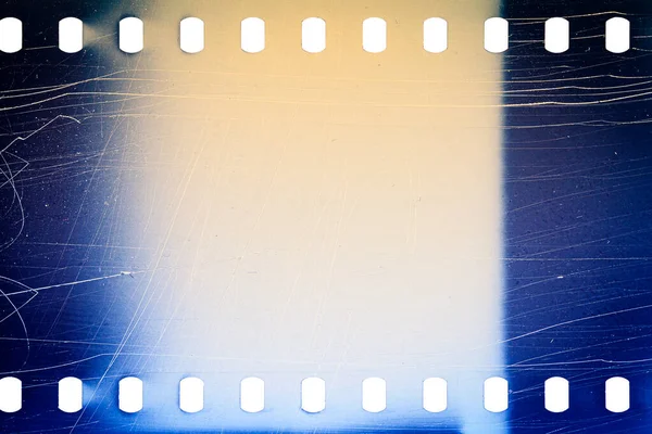 Polvoriento y grueso 35mm textura de la película o superficie. Película de cámara perforada ...