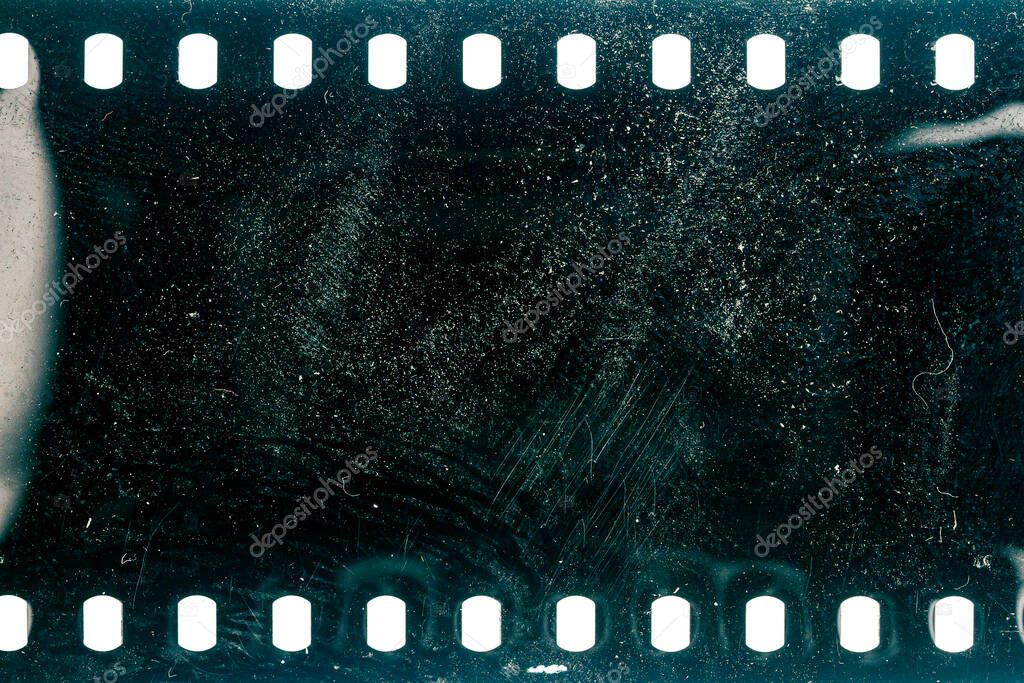 Polvoriento y grueso 35mm textura de la película o superficie. Película de cámara perforada ...