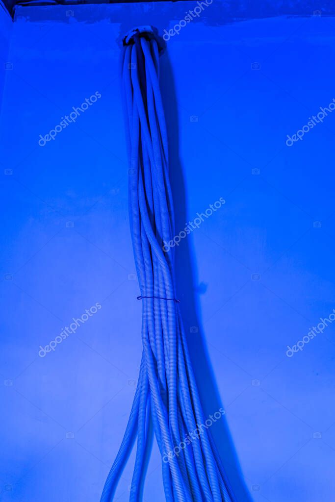 Cables de comunicación colgando. Los cables de internet colgantes están ...