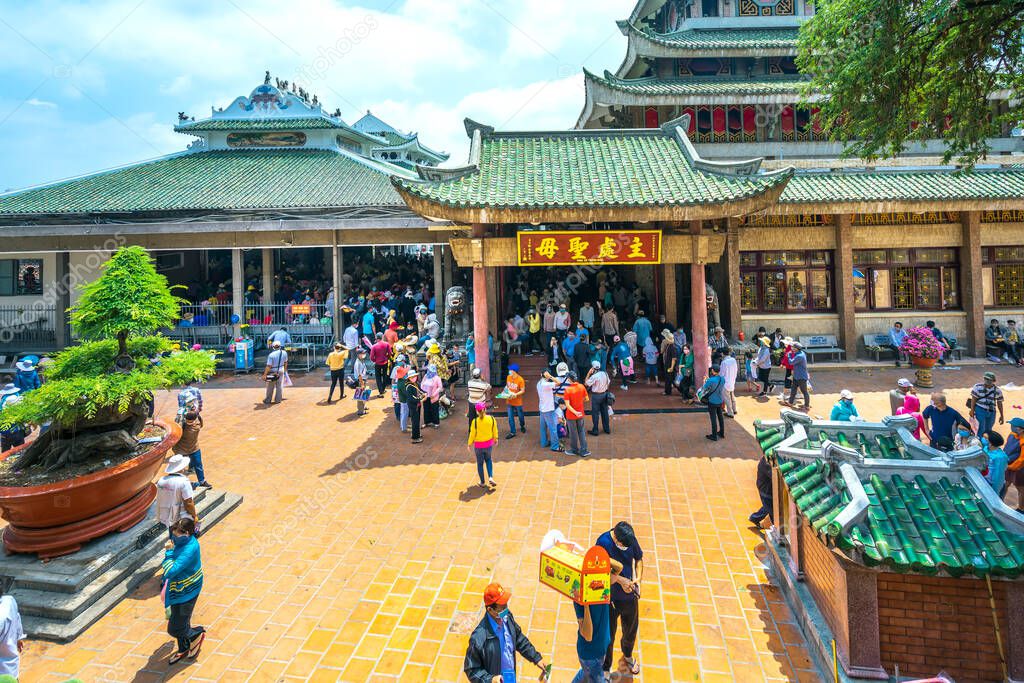 An Giang, Vietnam - 6 de marzo de 2021: Los turistas visitan el templo ...