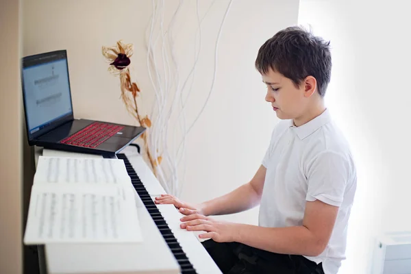 Ragazzo di 12 anni Foto Stock, Ragazzo di 12 anni Immagini | Depositphotos