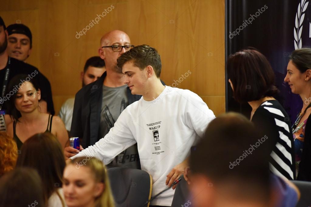 Dj Martin Garrix signs autographs for fans at a press conference ...