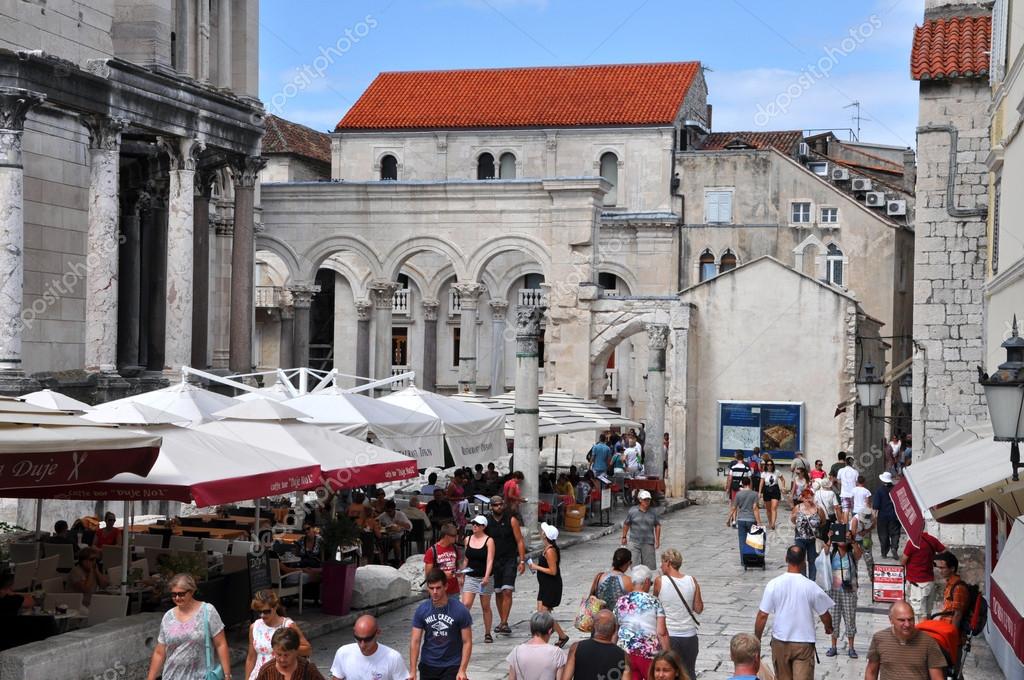 Tourists visiting city of Split, Croatia — Stock Editorial Photo ...