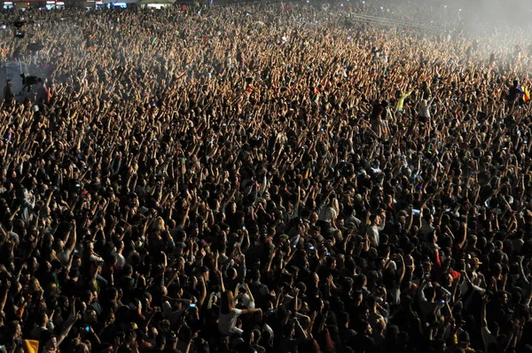 Dav lidí, zvyšování jejich ruce na koncertě - Stock Editorial Foto ...