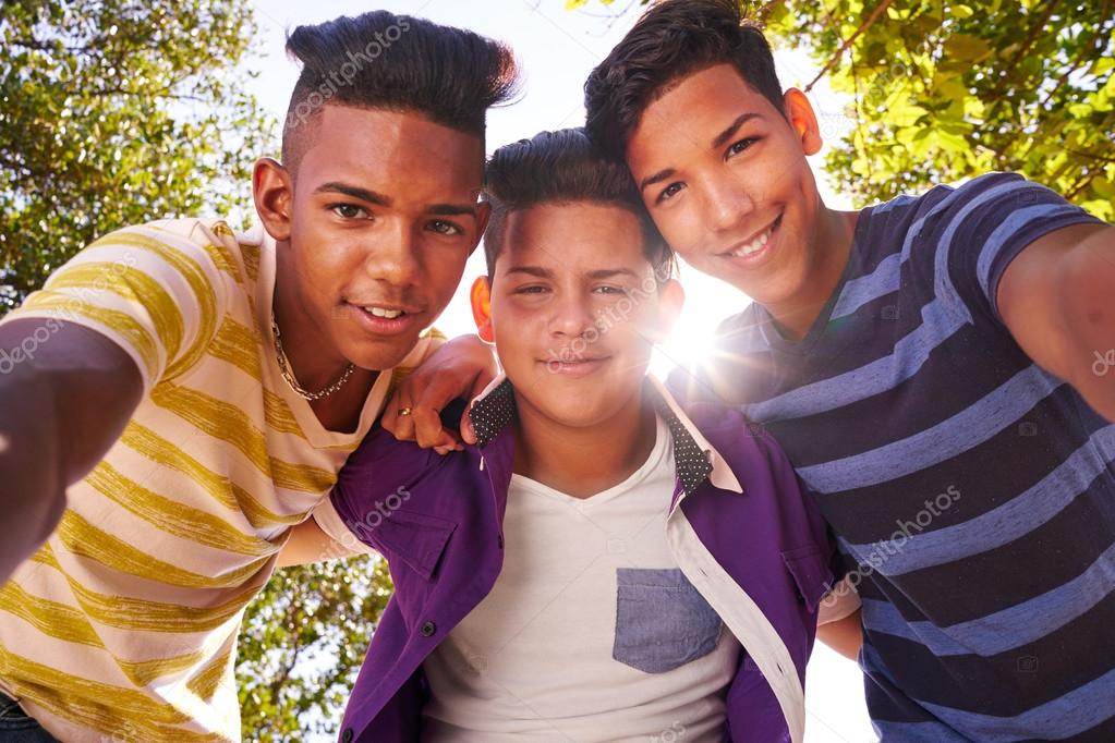 Multiethnic Group Of Teenagers Embracing Smiling At Camera — Stock ... Multiethnic Group Of Teenagers Embracing Smiling At Camera — Stock ...