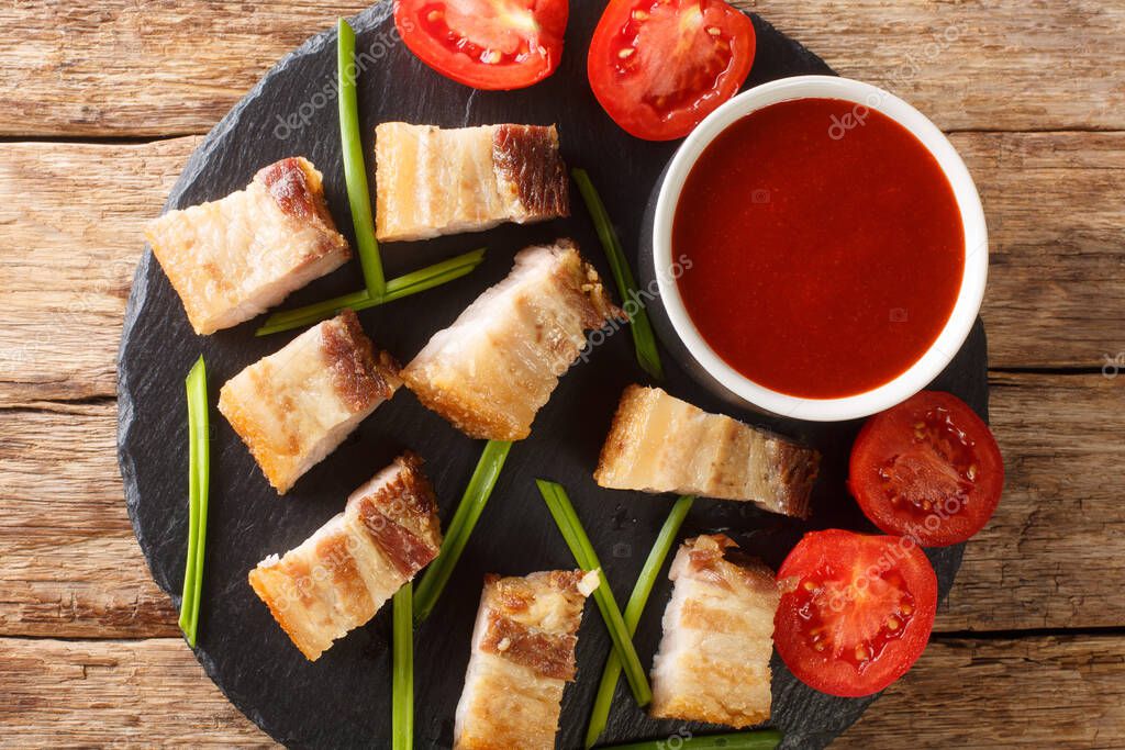 Lechon kawali crujiente panza de cerdo frito, es un sabroso primer ...