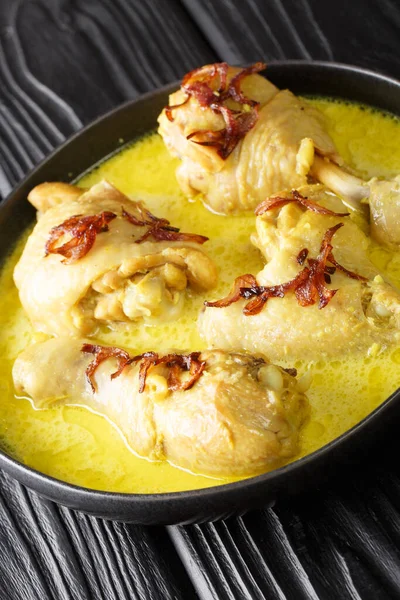 Opor ayam es un plato indonesio de Java Central que consiste en pollo ...