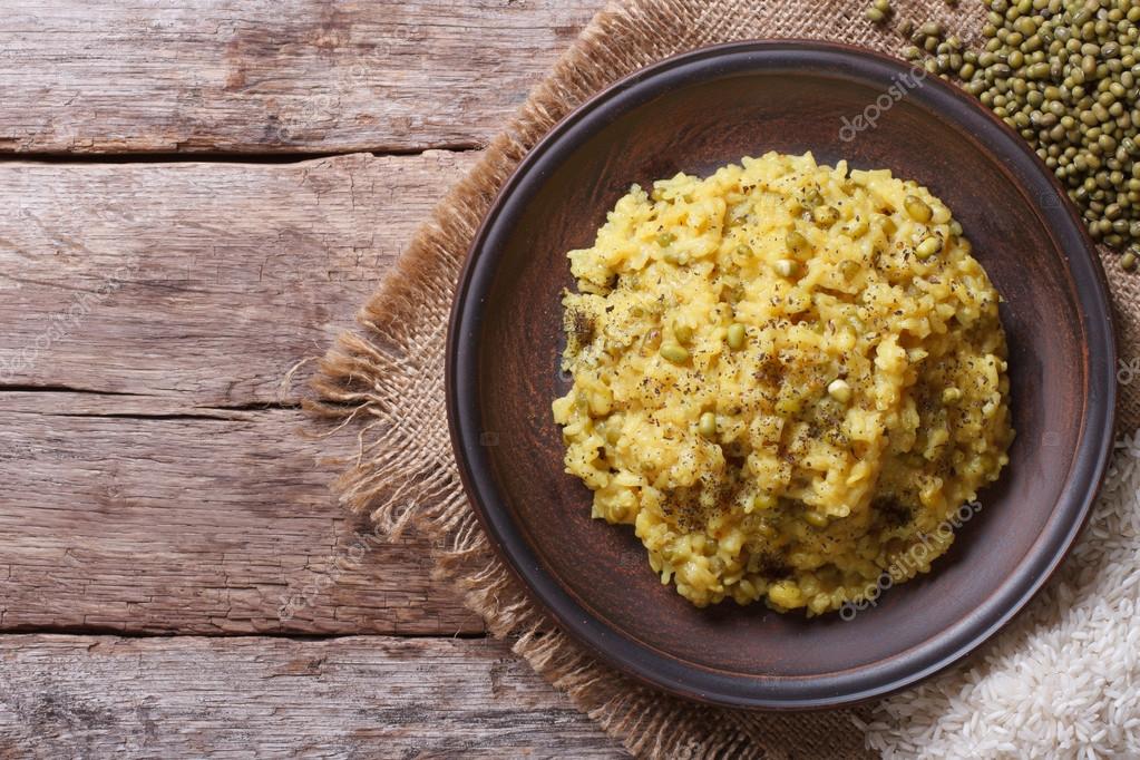 Khichdi: arroz y frijol mungo y especias. Vista superior de primer ...