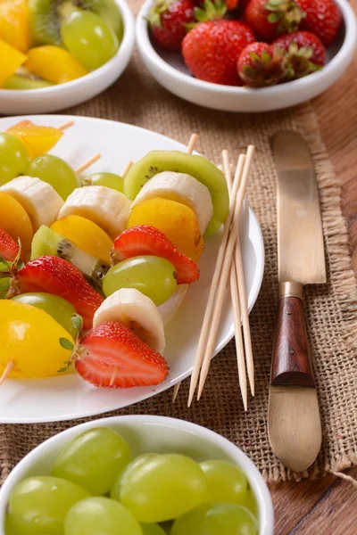 Frutas de pincho fotos de stock, imágenes de Frutas de pincho sin ...