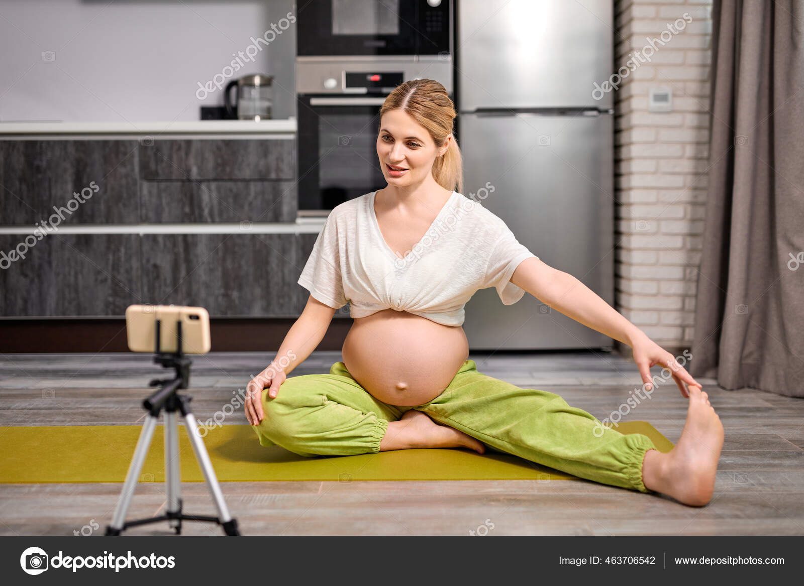Pretty Blonde Caucasian Pregnant Woman Do Yoga Exercises Menonton Video Online — Stok Foto