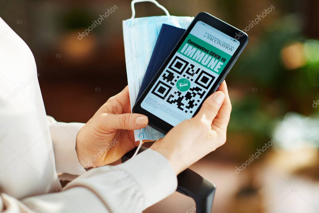 Viaje durante la pandemia de covid-19. Primer plano de la mujer moderna con tel fono inteligente ...