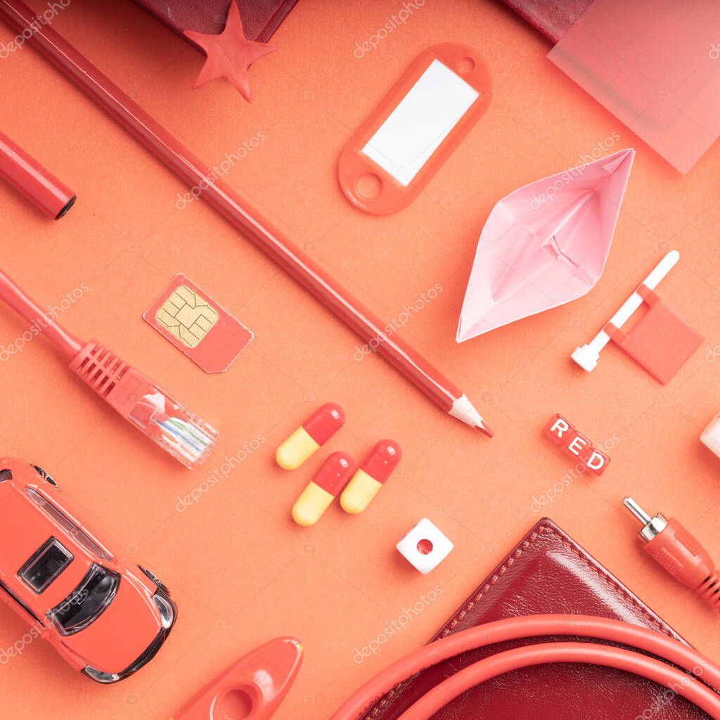 una foto cuadrada de objetos rojos situados en el mismo plano, la ...