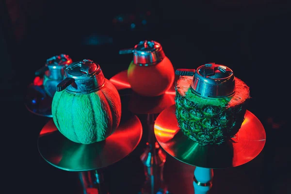 Shisha hookah rojo con humo y chispas rojas en ladrillo de mesa de ...