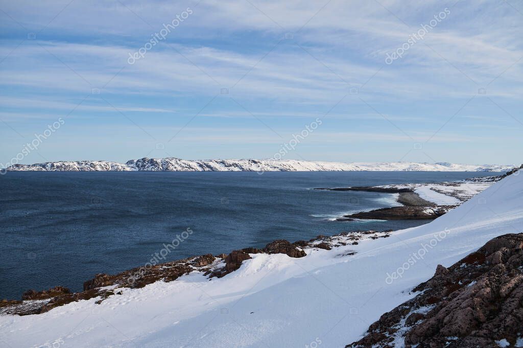 Peque as olas marinas rompen contra las piedras de la orilla. Un d a ...