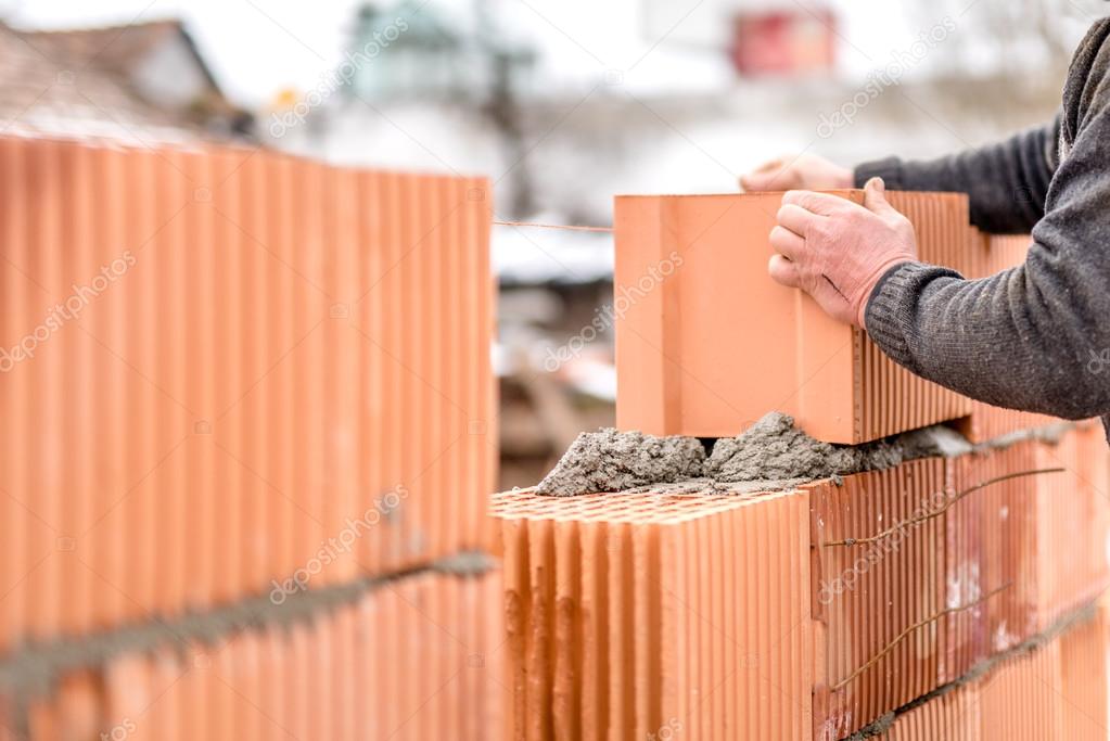 Construction mason worker bricklayer installing brick walls — Stock ...