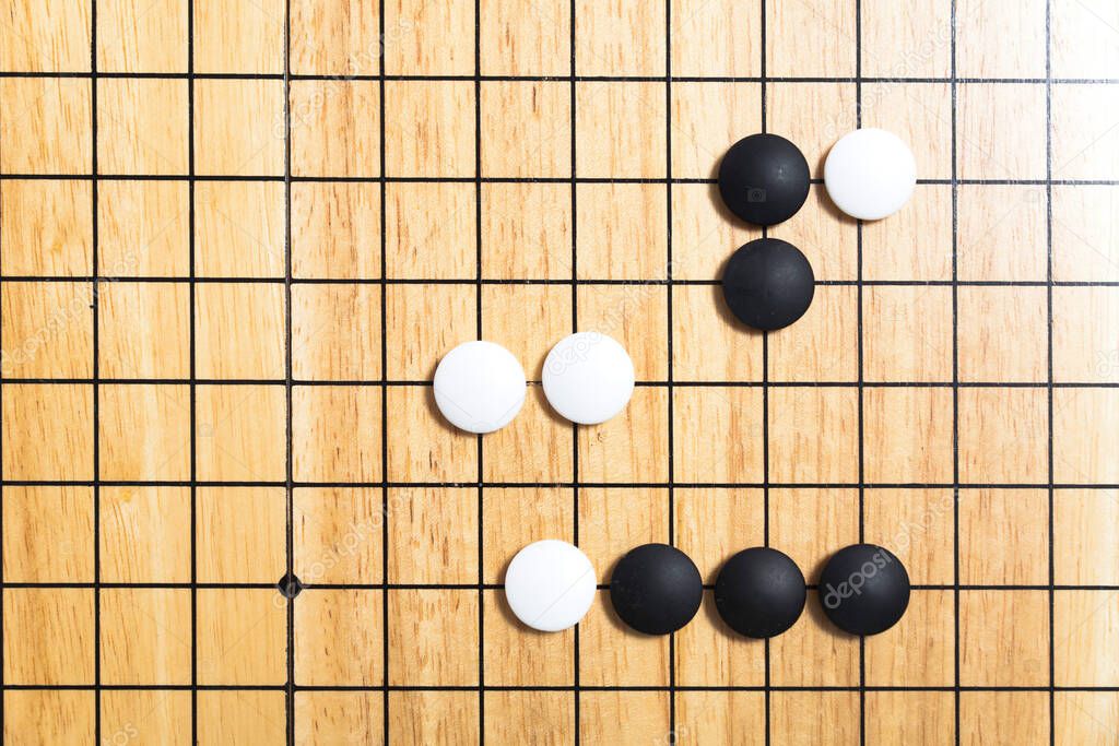 Vista superior en un tablero Go. Escritorio para juego de mesa Ir y ...
