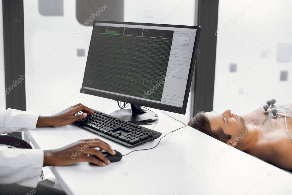 Prueba de cardiograma, primer plano del informe del ECG en el monitor ...
