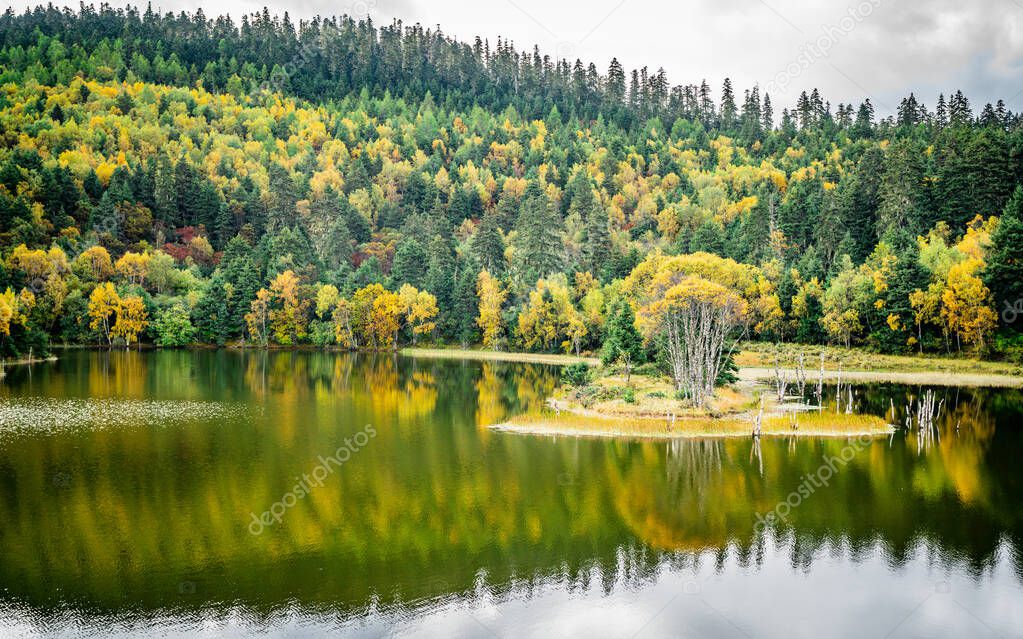 Vista al parque nacional Potatso con lago Shudu con islote y bosque con ...