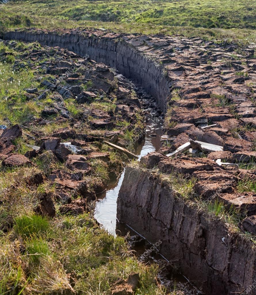 Peat cutting in Scotland — Stock Photo © Klanneke #92031702