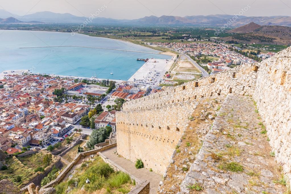 Pueblo de Nafplion visto desde el Castillo de Palamidi, Grecia 2024
