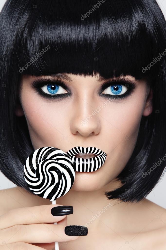 Morena con labios rayados y piruleta de lujo — Foto de stock #75727577 ...