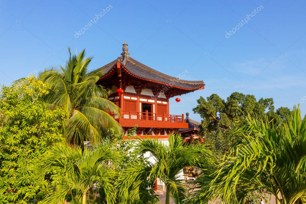 China, isla de Hainan, Sanya - 21 de enero de 2020: Un pabellón decorado de arquitectura ...