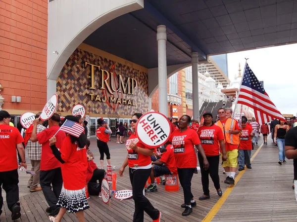 Picket line Stock Photos, Royalty Free Picket line Images | Depositphotos