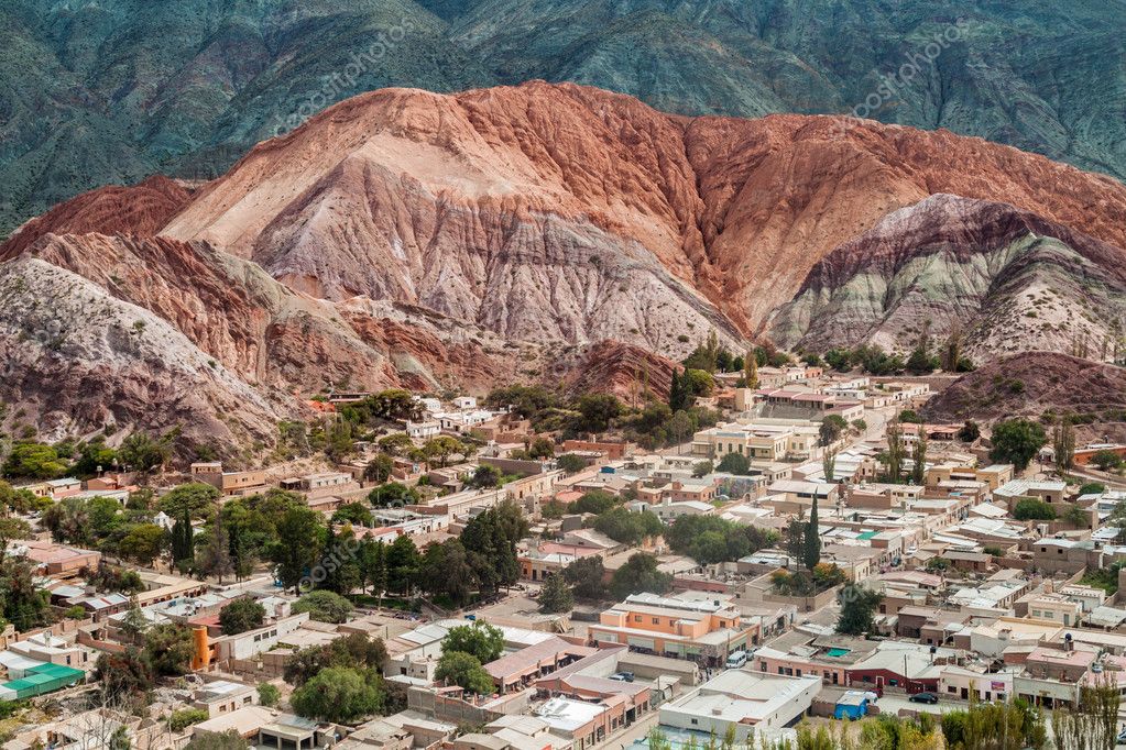 Cerro del los Siete Colores sobre el pueblo de Purmamarca (Valle de la ...