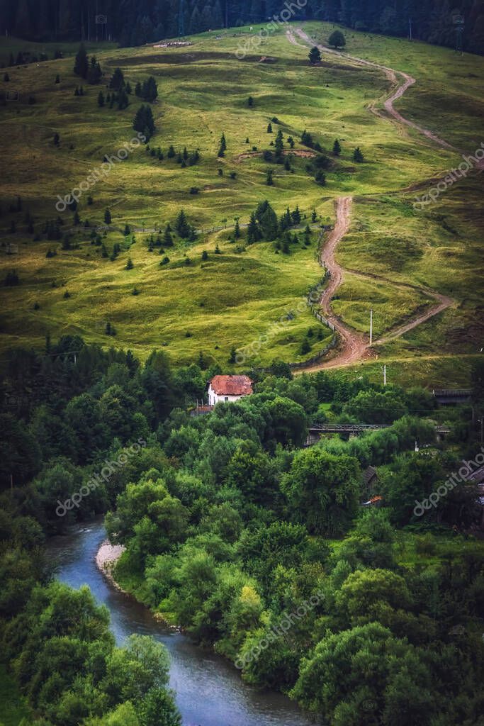 Colinas verdes o montañas con un río y un camino o camino. Vegetación ...