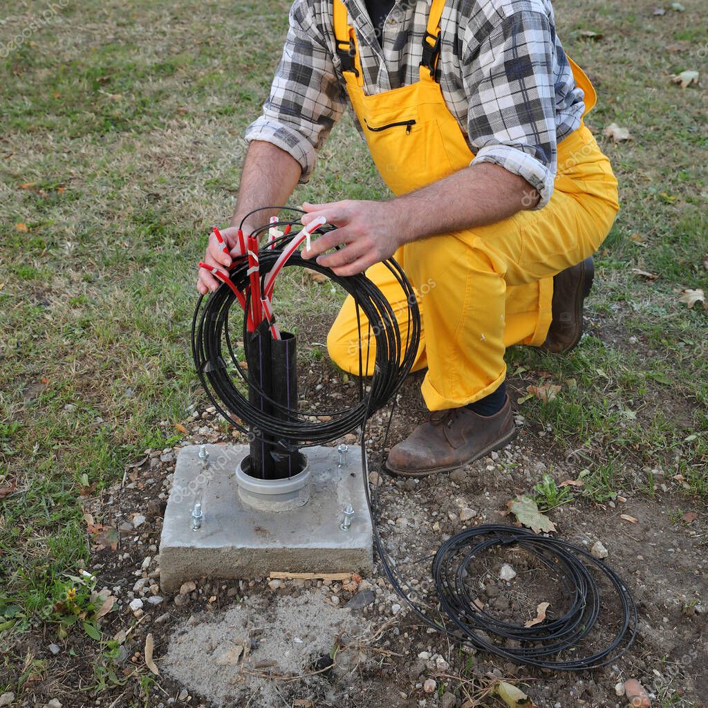 Trabajador instalando cables de fibra óptica para internet y teléfono ...