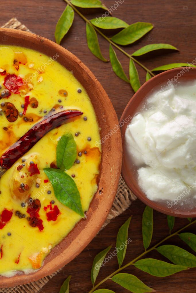 Primer plano del kadi indio o kadhi pakora con sus ingredientes básicos ...