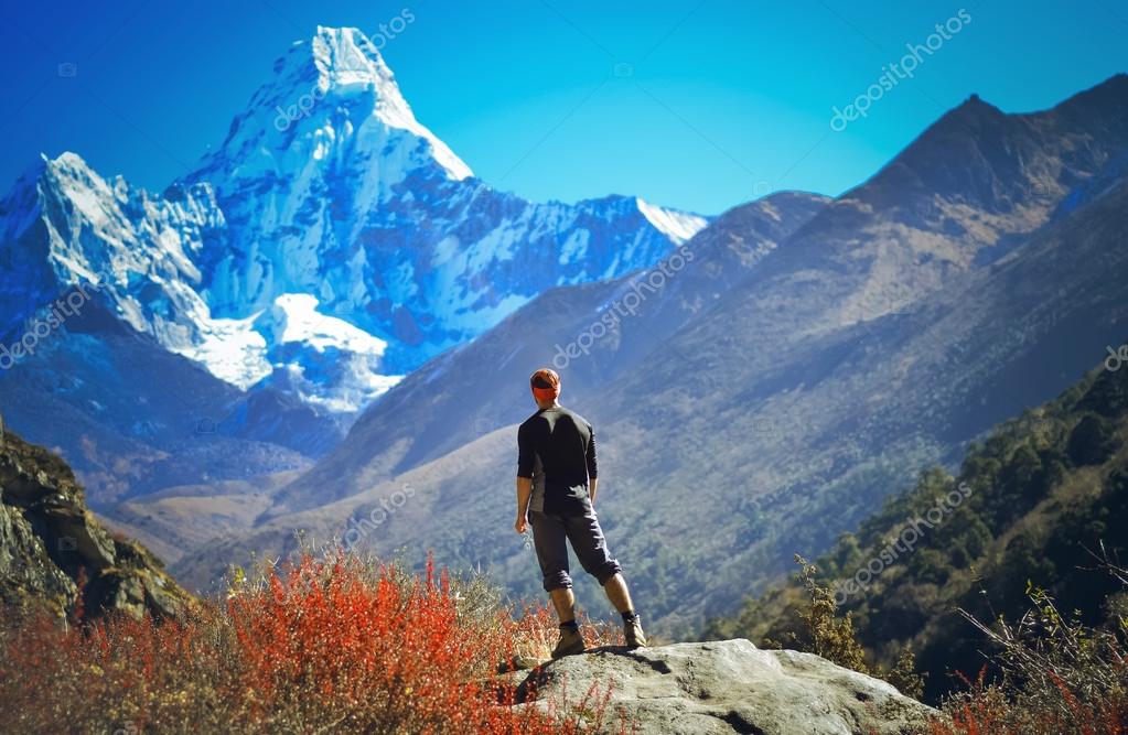 Man hiking on a stone view in the himalayas, Ama Dablam ,Nepal — Stock ...