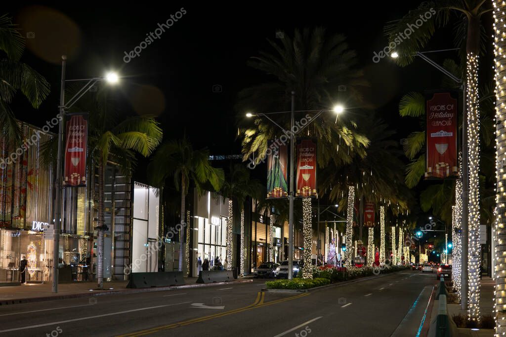 Beverly Hills, CA USA - 7 de diciembre de 2020: Rodeo Drive está decorado y desierto durante la ...
